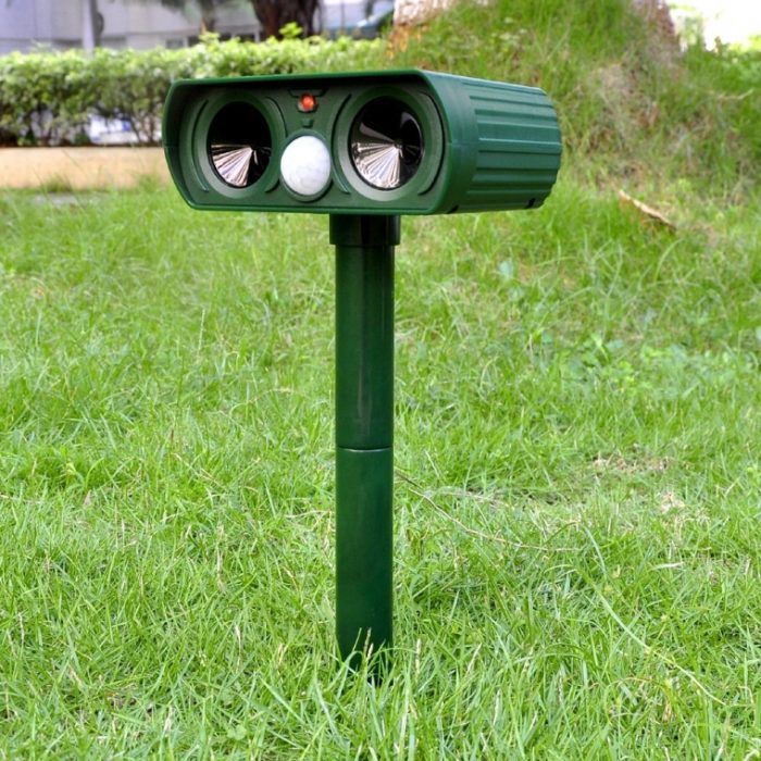 Mole Repeller Outdoor Solar Powered Ultrasonic Animal Repeller With PIR ...
